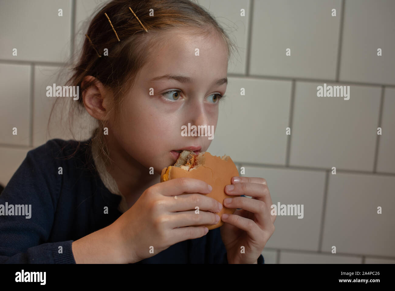 Feliz Jovencita Comiendo Una Hamburguesa Y Patatas Fritas Colegiala Comer Una Hamburguesauna
