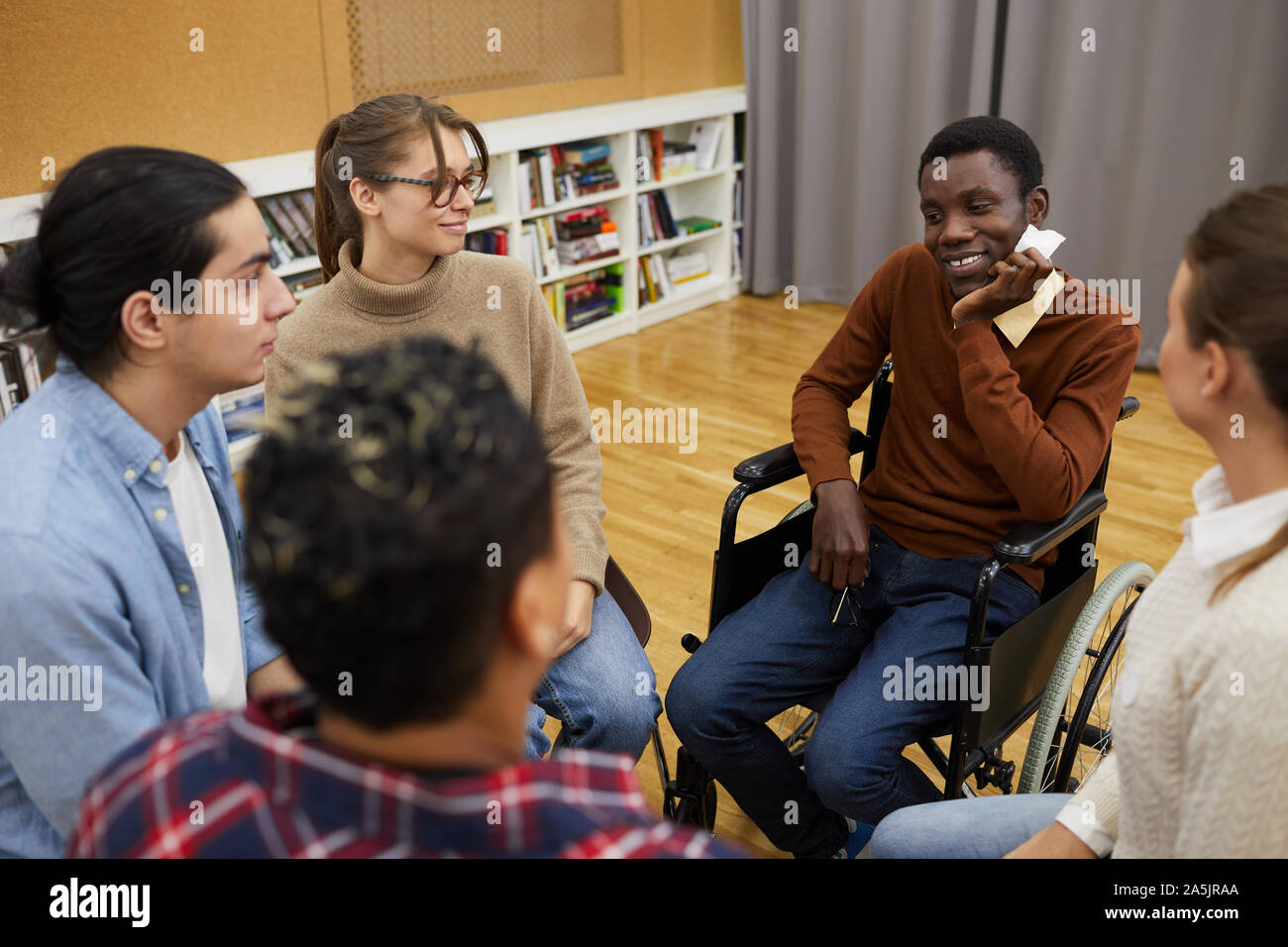 Sentado En Circulo Aula Fotografías E Imágenes De Alta Resolución Alamy