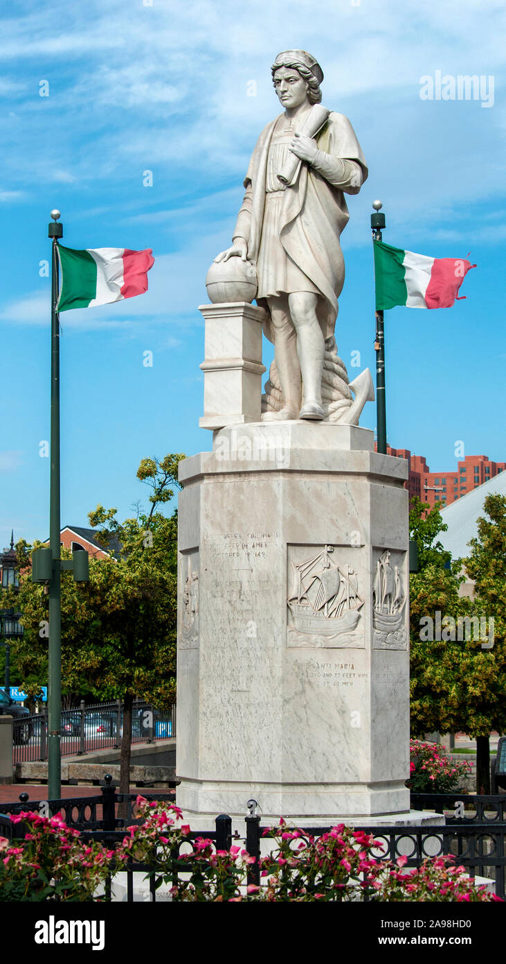 Estatua De Cristóbal Colón En Baltimore Con Banderas Italianas