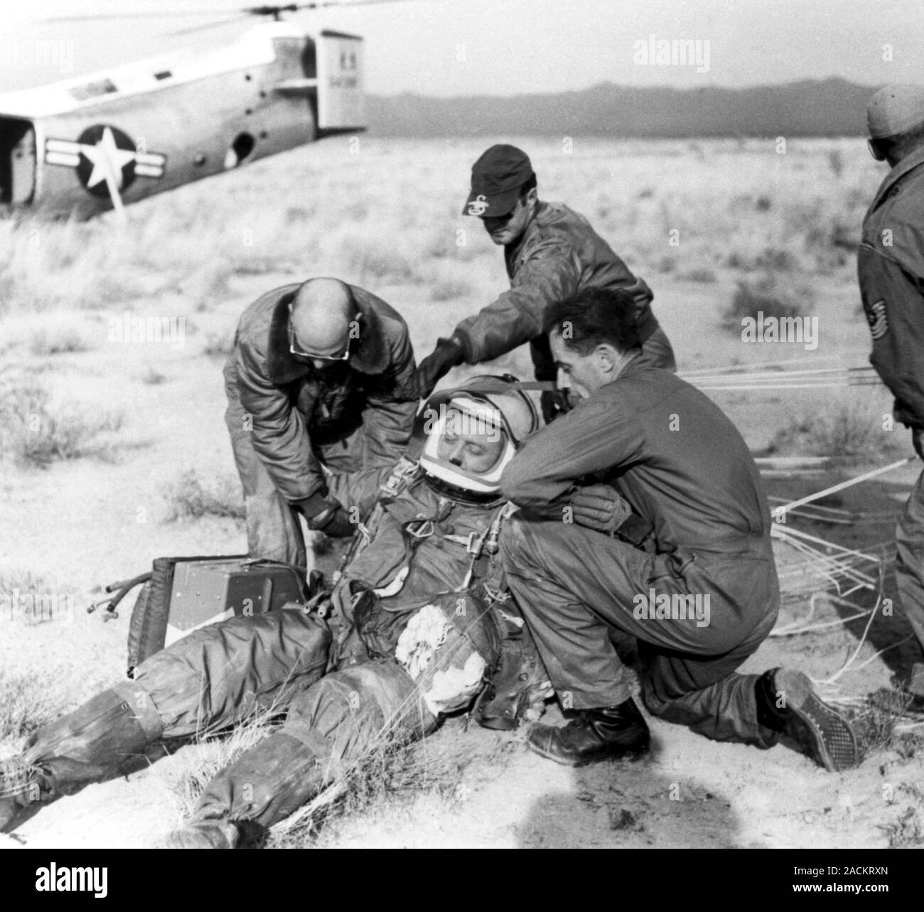 Kittinger's Landing, Proyecto Excelsior. US Air Force Ground Crew ...