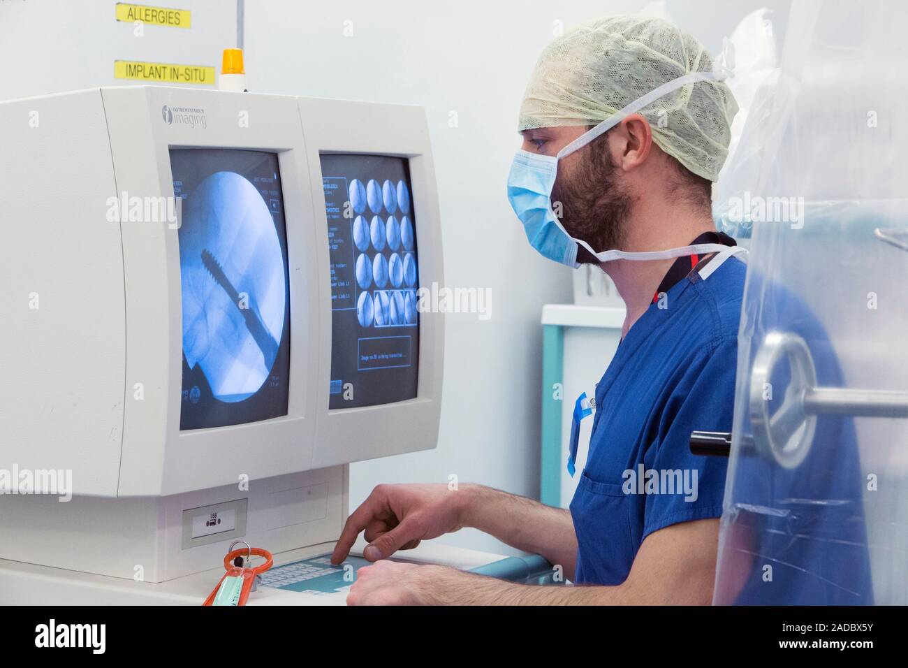 Técnico en rayos X en el trabajo. Revisar un técnico de rayos X del ...