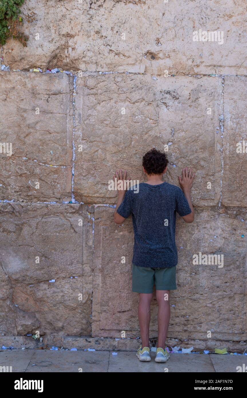 Chal que los judíos usan para rezar fotografías e imágenes de alta ...