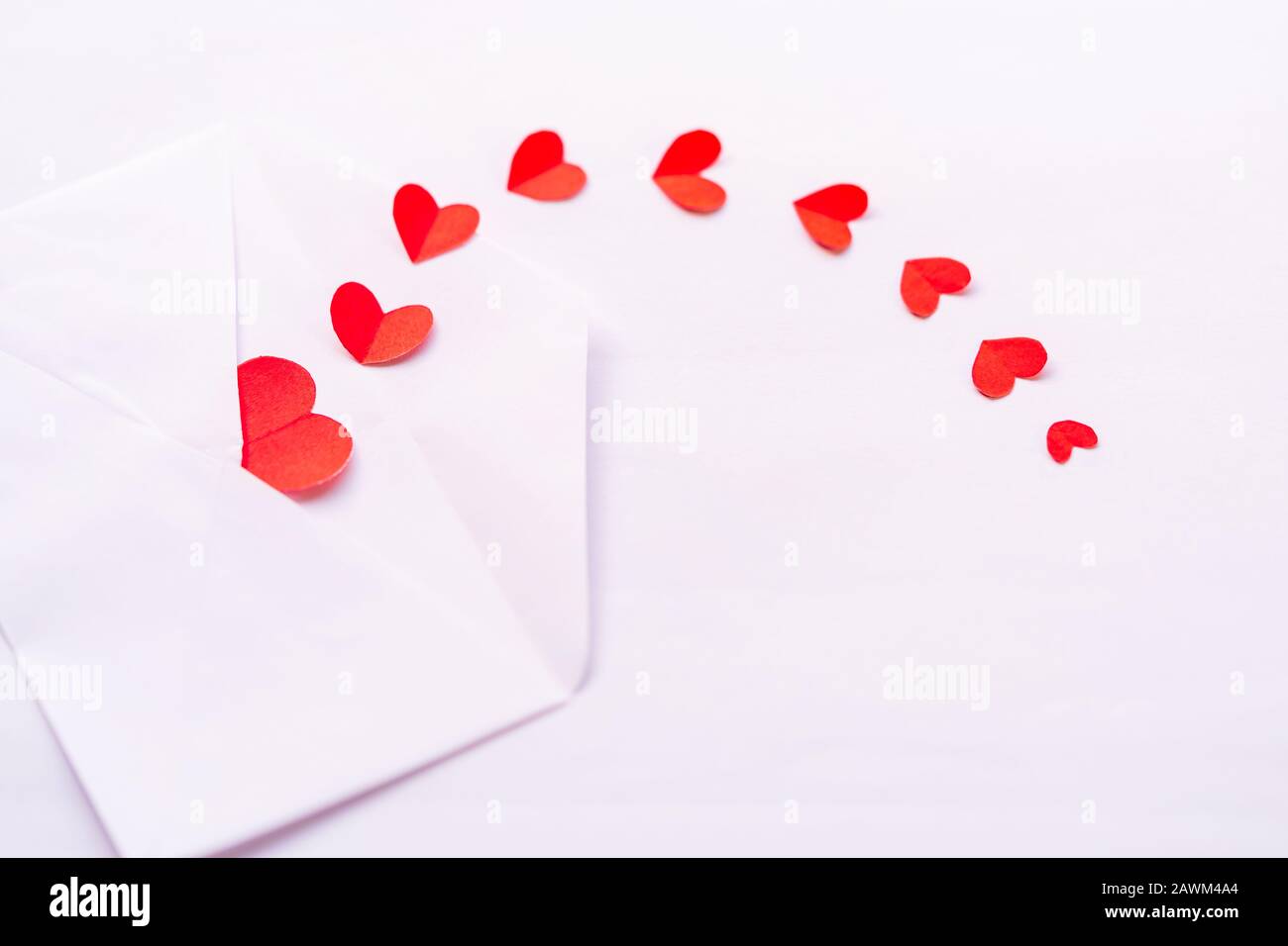 Elementos De Papel En Forma De Corazones Volando Sobre Fondo Blanco