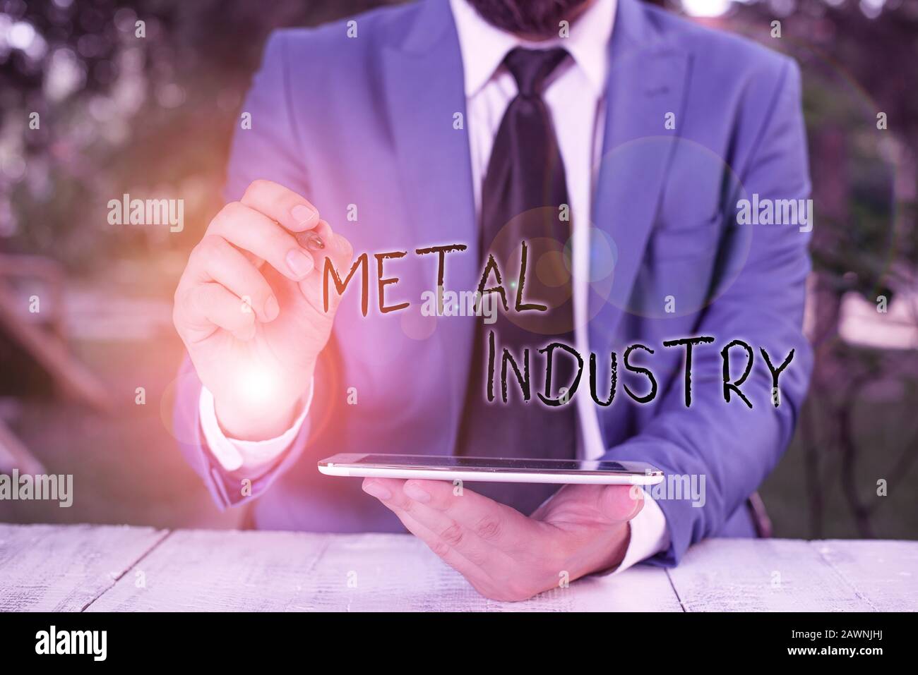 Escritura de mano conceptual que muestra la industria del metal ...