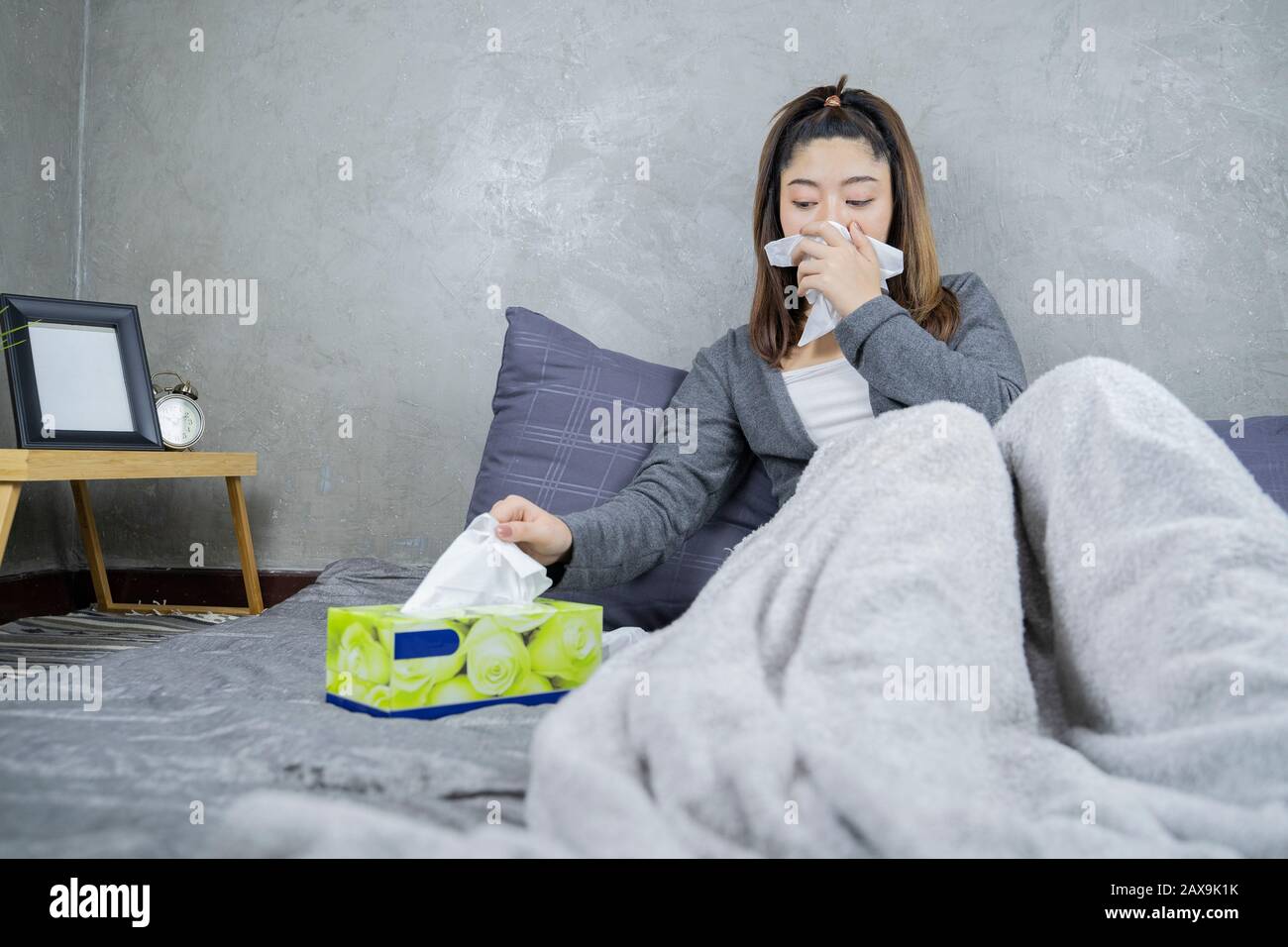 Día De Enfermedad En Casa La Mujer Asiática Tiene Nariz Que Gotea Y