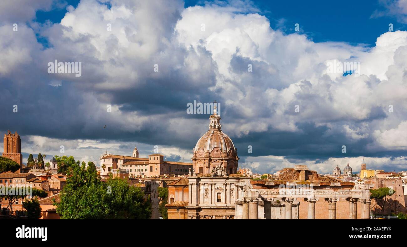 Vista del centro histórico de Roma desde la colina Capitolina, con ...