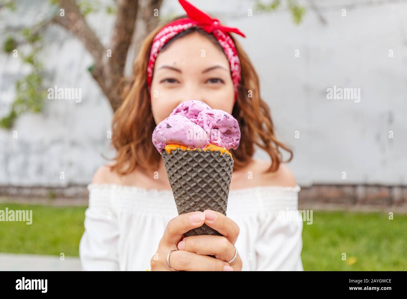 Chica Llena Un Helado