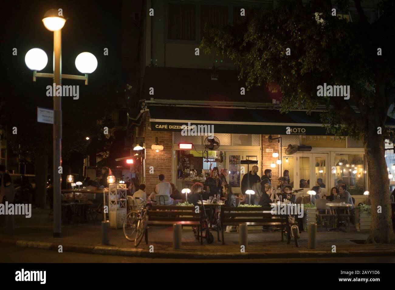 Cafe dizengoff fotografías e imágenes de alta resolución - Alamy
