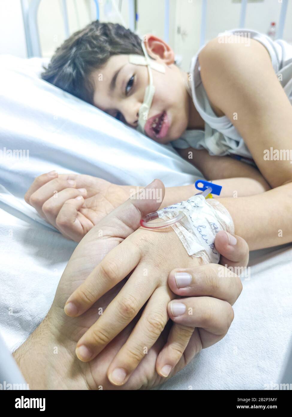 Niño Hospitalizado Y Enfermo Que Toma Suero Fotografía De Stock Alamy
