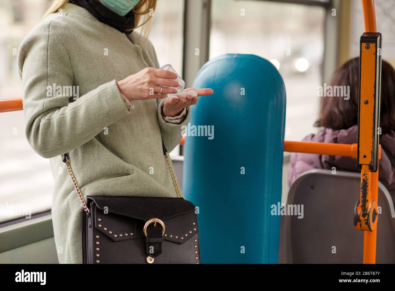 Mujer Usando Espiando Gel Desinfectante De Manos Mientras Va De Pie