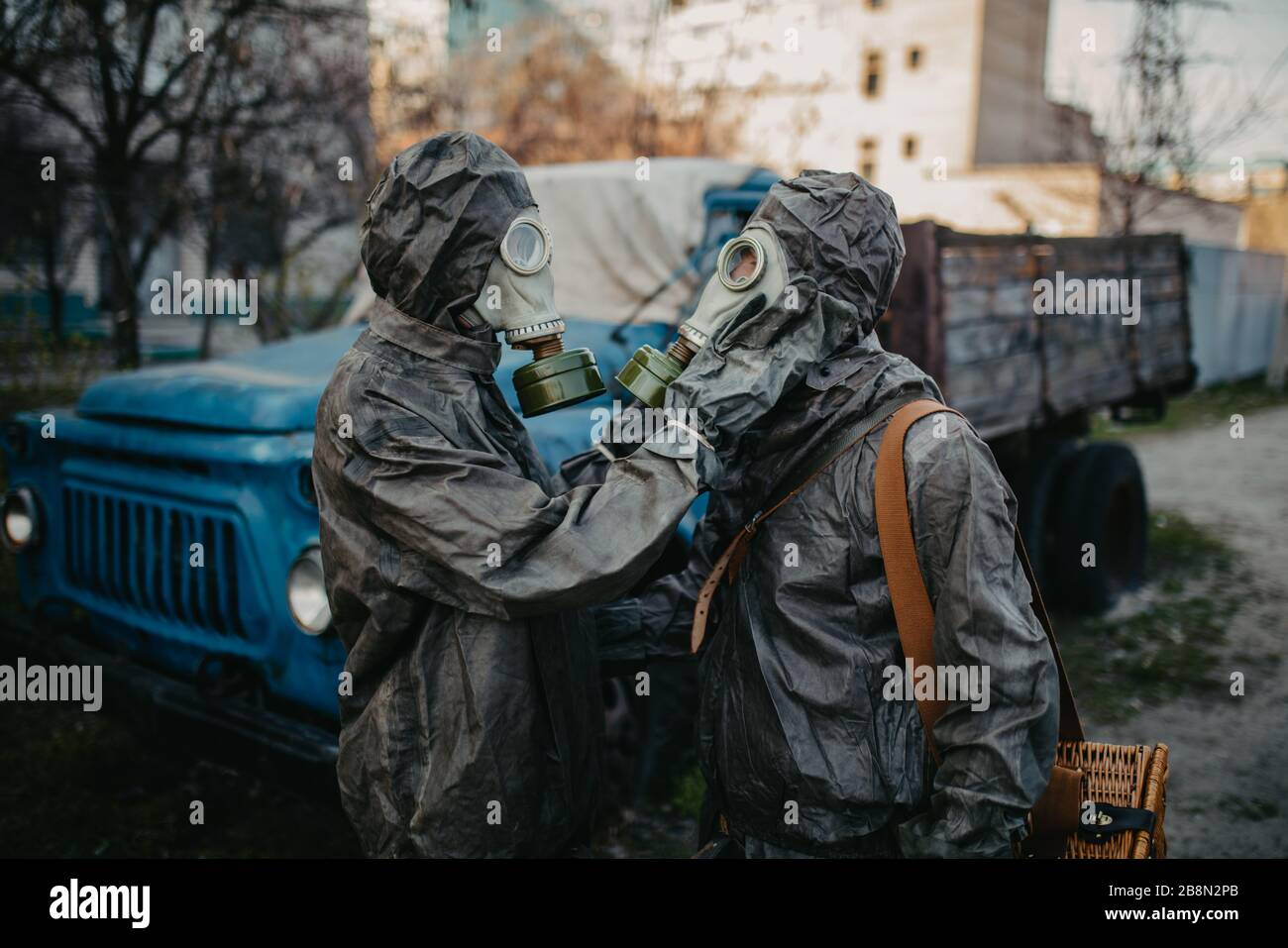 Pareja En Amor Se Esconde En Trajes Protectores Nbc Y Máscaras De Gas