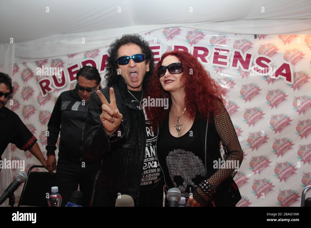 Chela Lora Y Alex Lora Del Grupo Mexicano De Rock El Tri Durante Su Rueda De Prensa Previa A Su