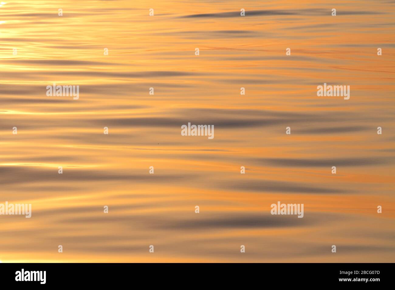 Mar en calma al atardecer fotografías e imágenes de alta resolución - Alamy