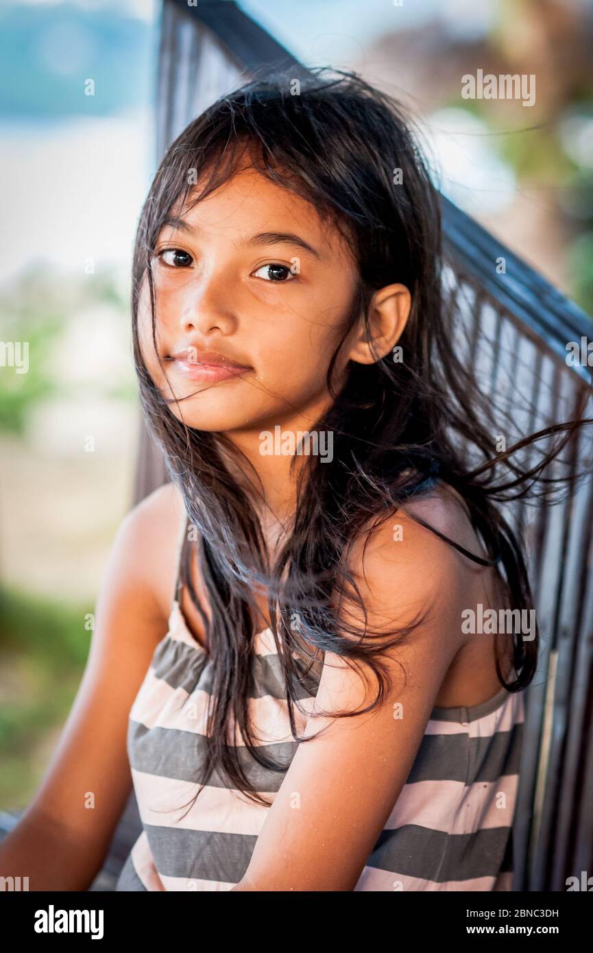 Una Bonita Niña Filipina Sonríe En La Playa Las Cabanas El Nido Filipinas Fotografía De Stock
