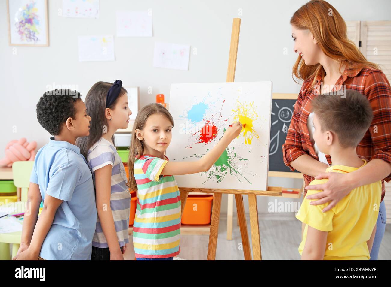 Dibujo De Maestros Dando Clases En La Escuela Fotografía De Stock Alamy