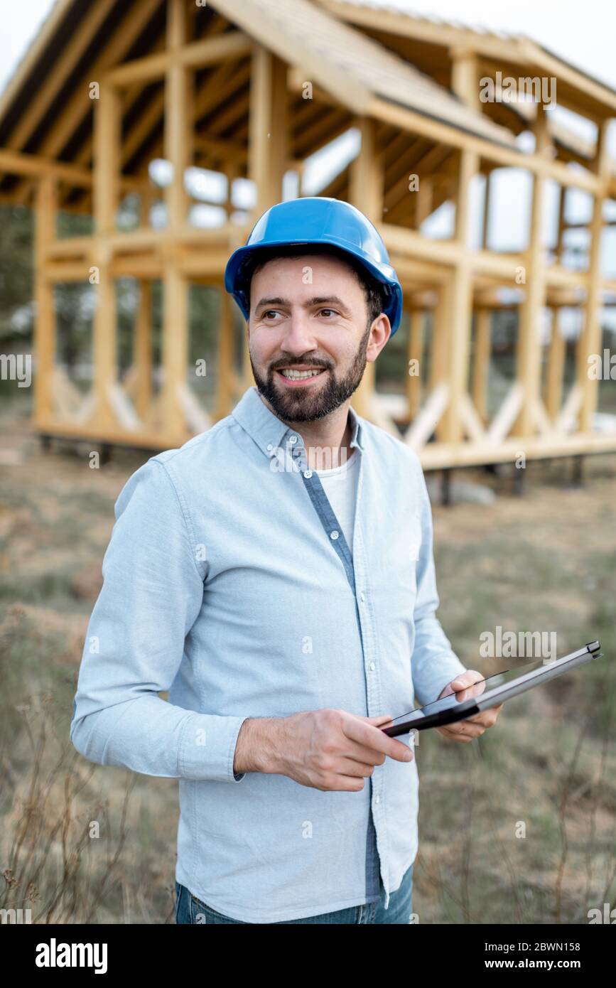 Retrato de un arquitecto o constructor con touchpad digital frente a la ... Retrato de un arquitecto o constructor con touchpad digital frente a la ...