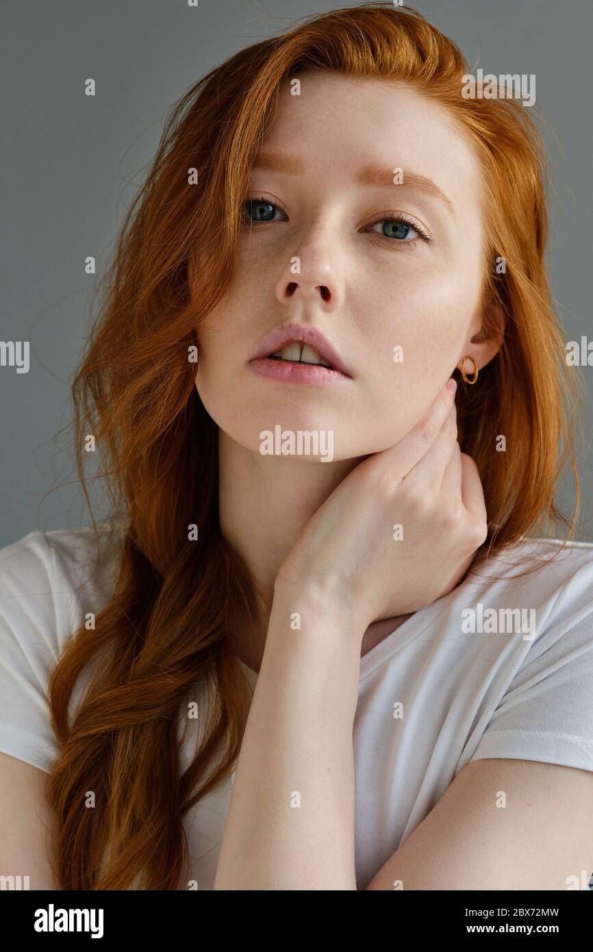 Retrato De Una Hermosa Chica De Pelirroja Con Piel Limpia Ojos Azules