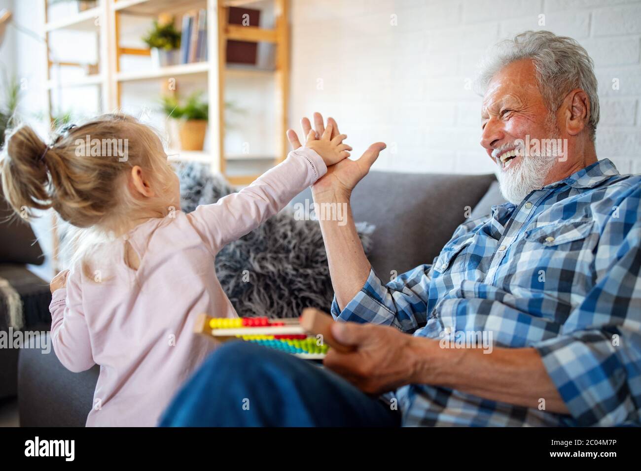 Los Abuelos Jugando Y Divirti ndose Con Su Nieta Fotograf a De Stock los-abuelos-jugando-y-divirti-ndose-con-su-nieta-fotograf-a-de-stock