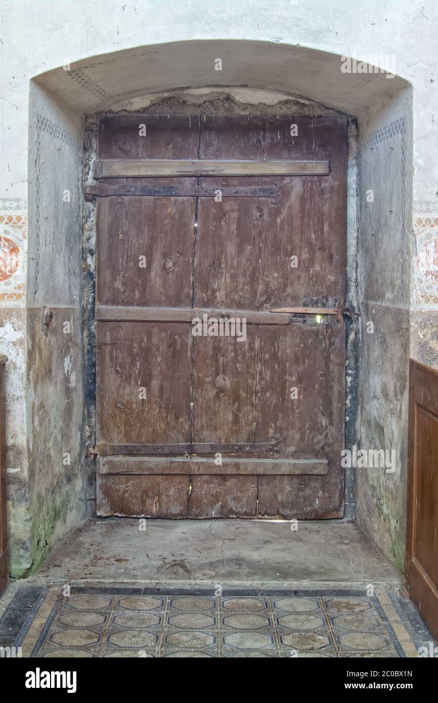 Puertas De Madera Antiguas Fotografías E Imágenes De Alta Resolución