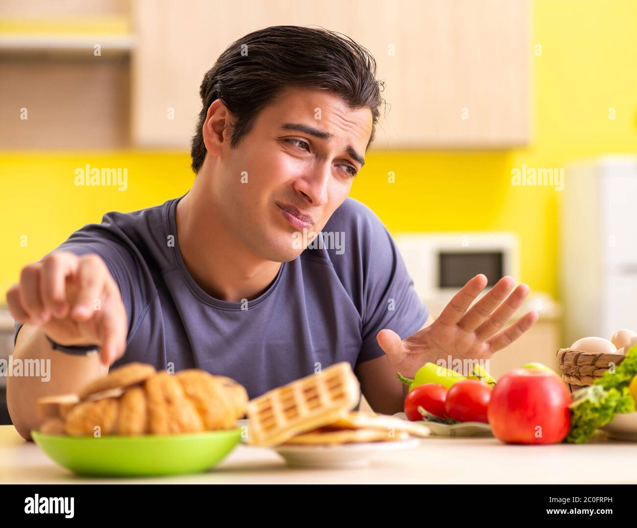 El Hombre Tiene Difícil Elección Entre Alimentos Saludables Y No