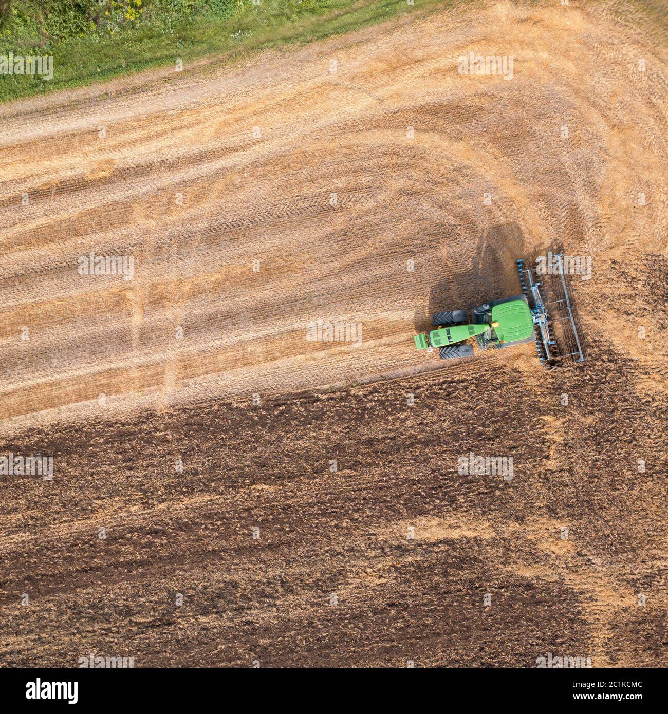 El tractor arados el campo, preparando la tierra para el trabajo ...