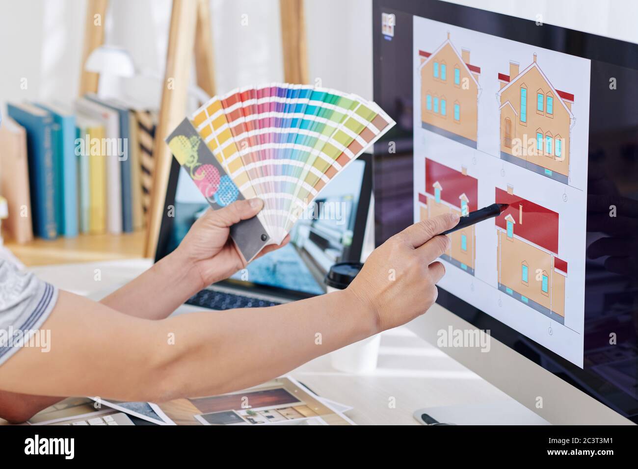 Arquitecto con paleta de colores a mano elegir el mejor color para el ...