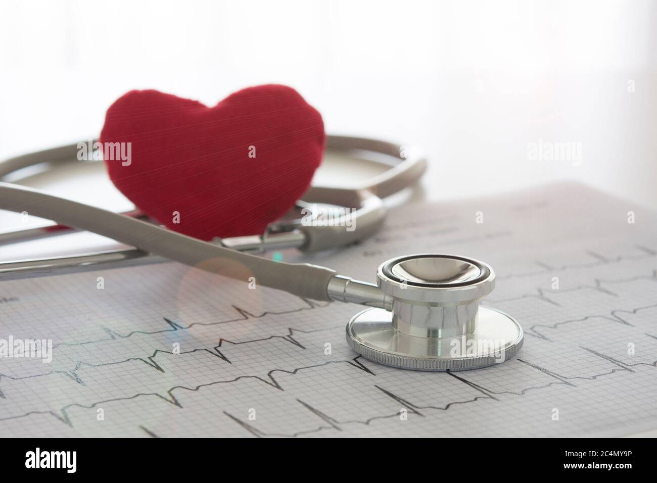 Corazón Estetoscopio En El Informe Del Cardiograma Del Paciente De