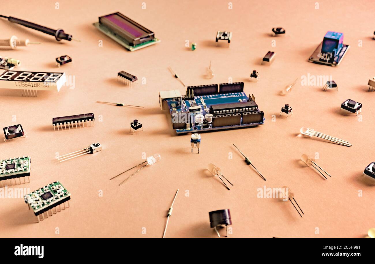 Componentes De Arduino Diy De Microelectrónica Sobre Fondo Claro Vista Superior Espacio De