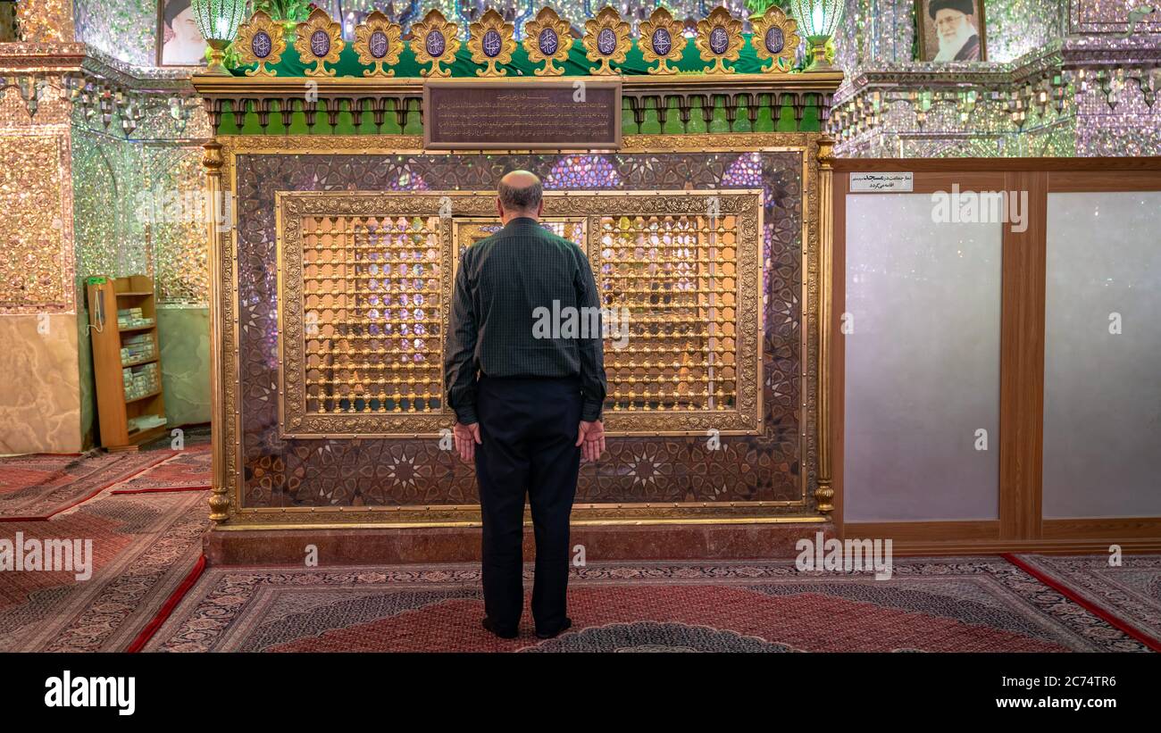 Shiraz, Irán - Mayo 2019: Hombre no identificado rezando dentro del ... Shiraz, Irán - Mayo 2019: Hombre no identificado rezando dentro del ...
