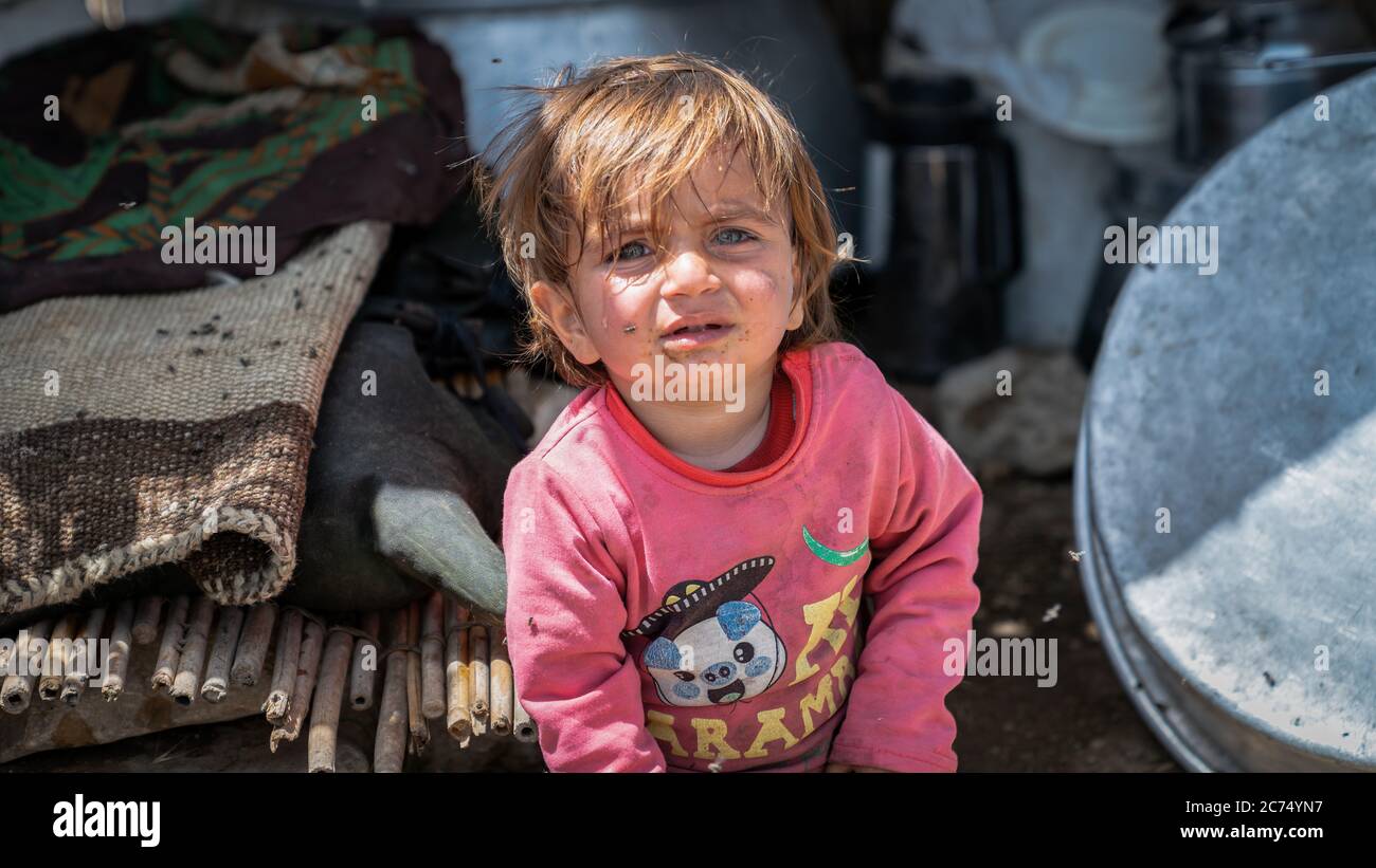 Shiraz, Irán - Mayo 2019: Qashqai niño nómada turco llorando dentro de ... Shiraz, Irán - Mayo 2019: Qashqai niño nómada turco llorando dentro de ...