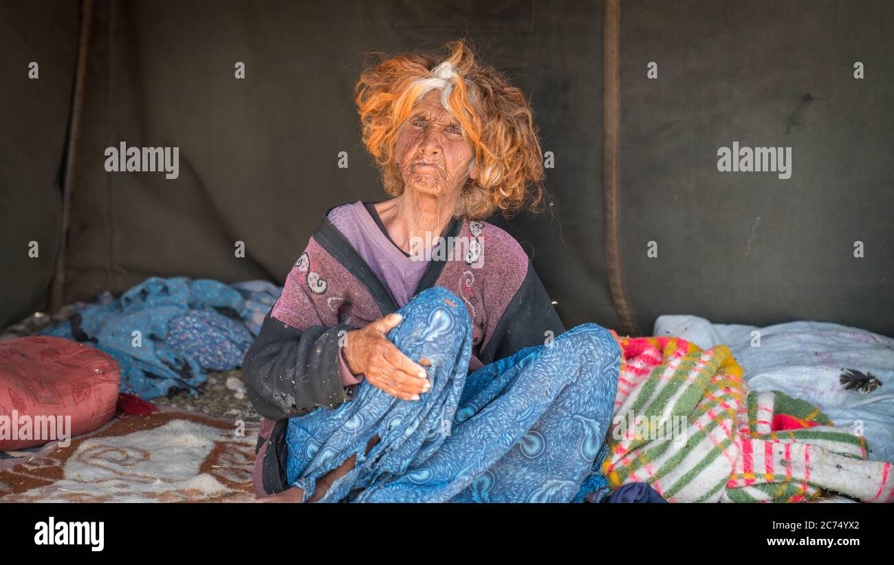 Shiraz, Irán - Mayo 2019: Mujer nómada turca de Qashqai en su tienda ... Shiraz, Irán - Mayo 2019: Mujer nómada turca de Qashqai en su tienda ...