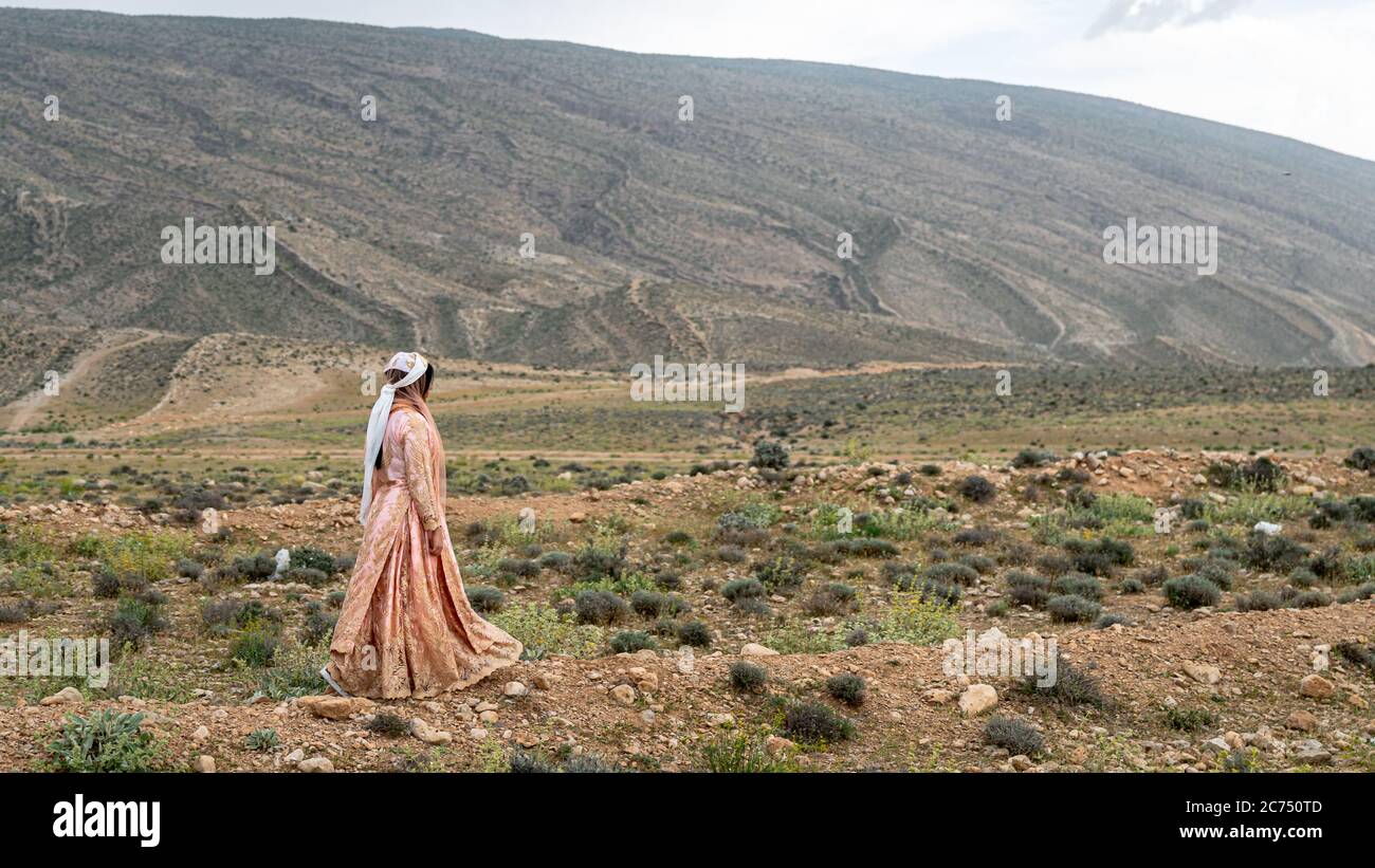 Shiraz, Irán - Mayo 2019: Mujer nómada no identificada Qashqai ... Shiraz, Irán - Mayo 2019: Mujer nómada no identificada Qashqai ...