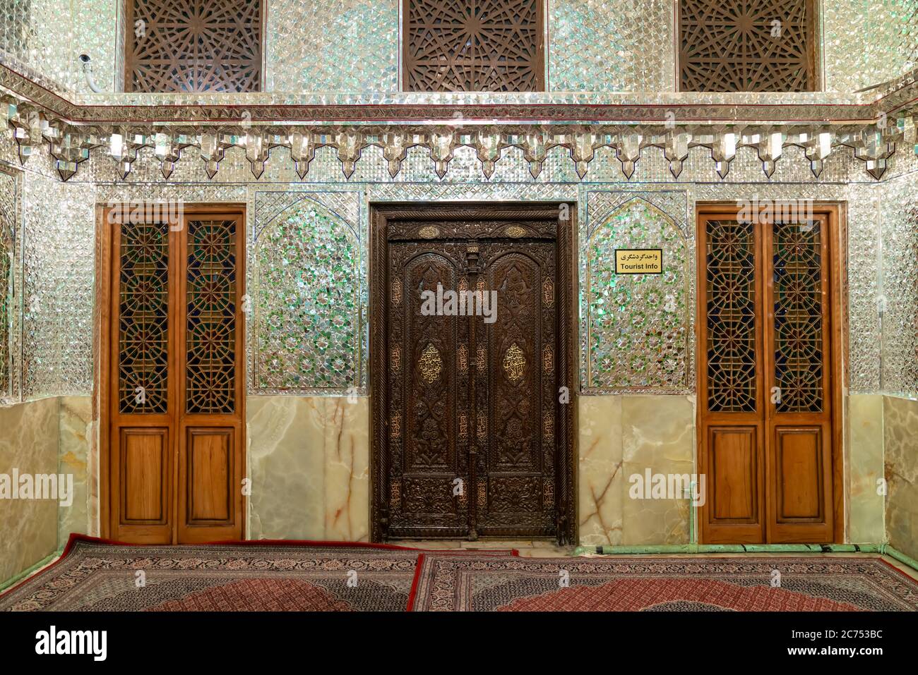 Shiraz, Irán - Mayo 2019: Diseño interior del Santuario y mausoleo de ... Shiraz, Irán - Mayo 2019: Diseño interior del Santuario y mausoleo de ...