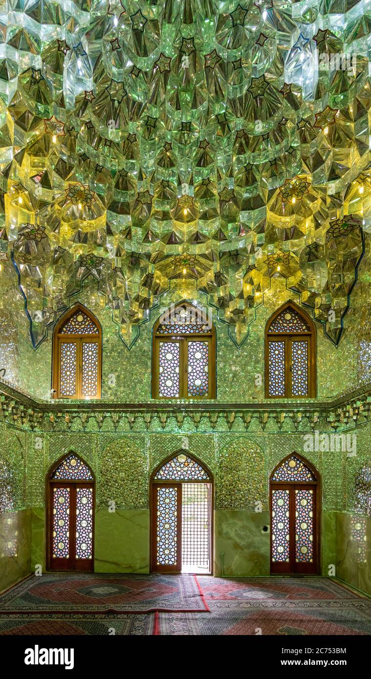 Shiraz, Irán - Mayo 2019: Diseño interior del Santuario y mausoleo de ... Shiraz, Irán - Mayo 2019: Diseño interior del Santuario y mausoleo de ...