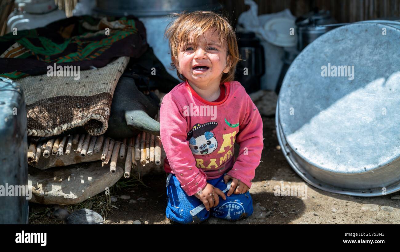 Shiraz, Irán - Mayo 2019: Qashqai niño nómada turco llorando dentro de ... Shiraz, Irán - Mayo 2019: Qashqai niño nómada turco llorando dentro de ...