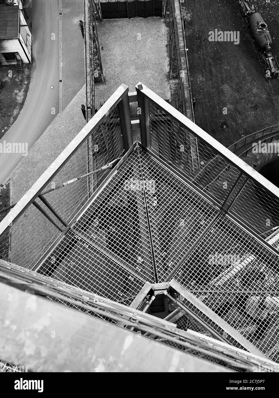 Tiro Vertical En Escala De Grises De Gran ángulo De La Escalera De Hierro En El Exterior El