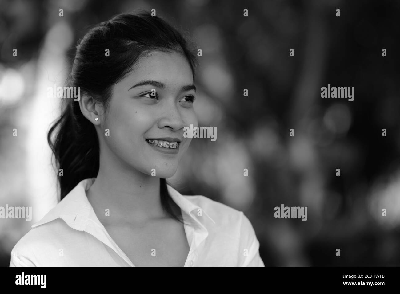 Mujeres Hermosas Con Frenillos Imágenes De Stock En Blanco Y Negro Alamy
