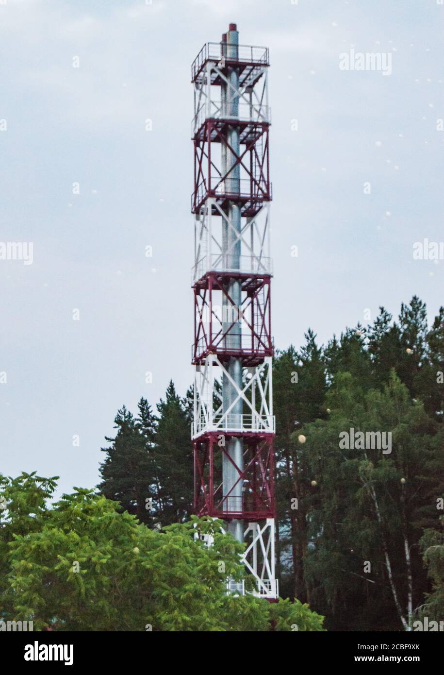 Torre celular para red telefónica y comunicación digital sobre el fondo ...