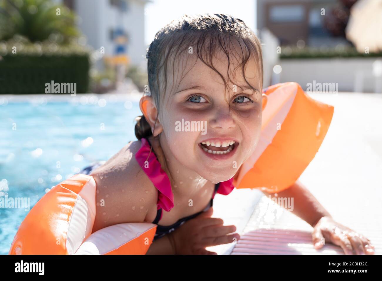 Niños Pequeños Jugando En La Piscina De Agua Fotografías E Imágenes De Alta Resolución Página