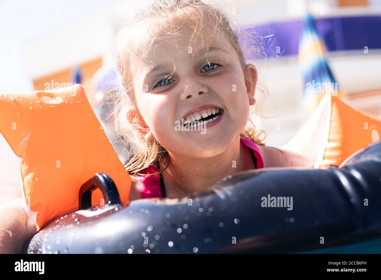 Niños Pequeños Jugando En La Piscina De Agua Fotografías E Imágenes De Alta Resolución Página