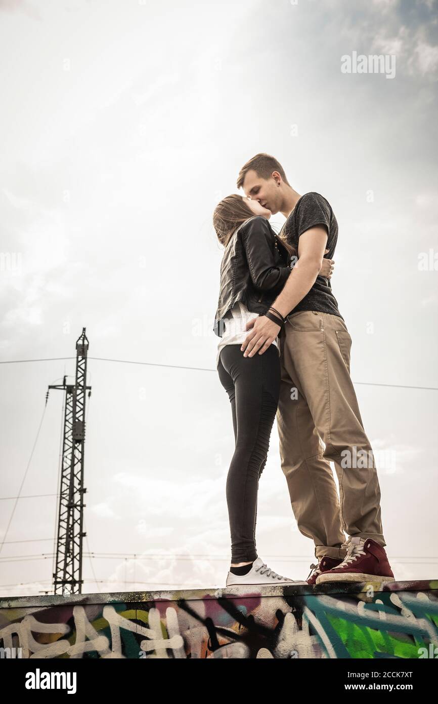 Pareja De Adolescentes Fotografías E Imágenes De Alta Resolución Alamy