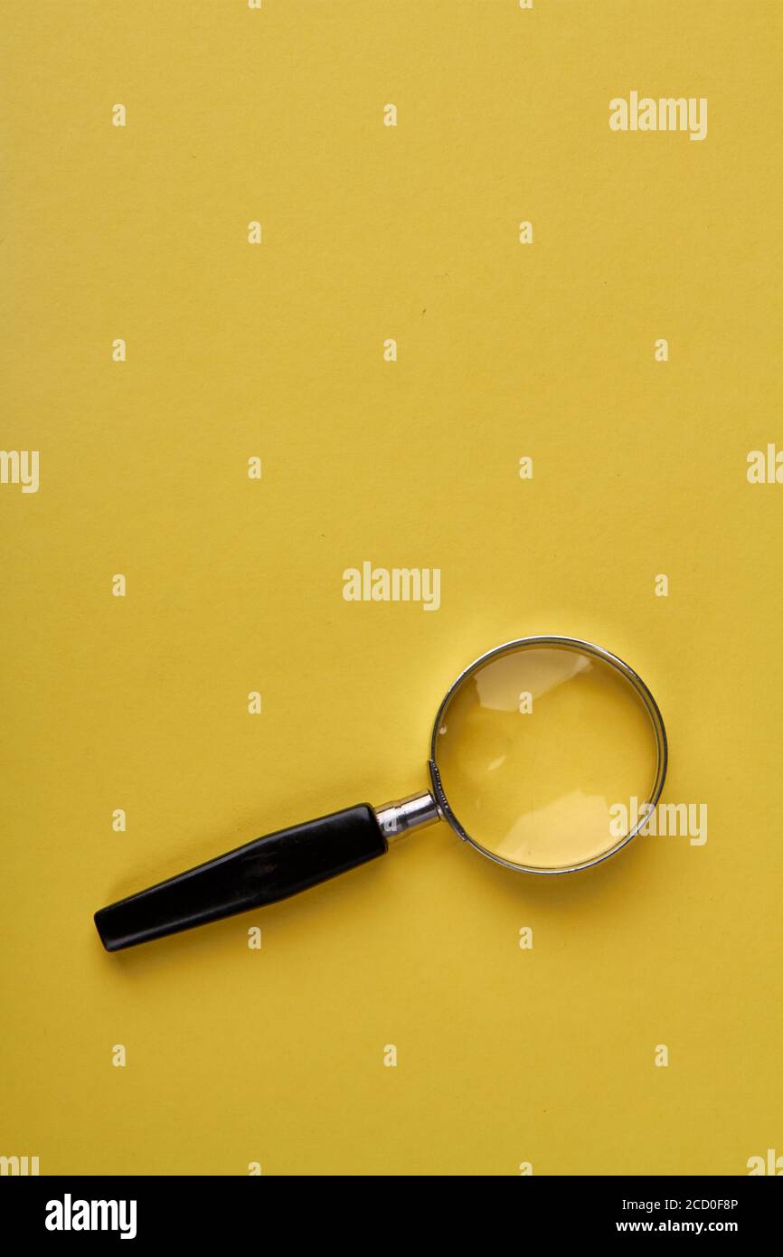 Lupa amarilla fotografías e imágenes de alta resolución - Alamy