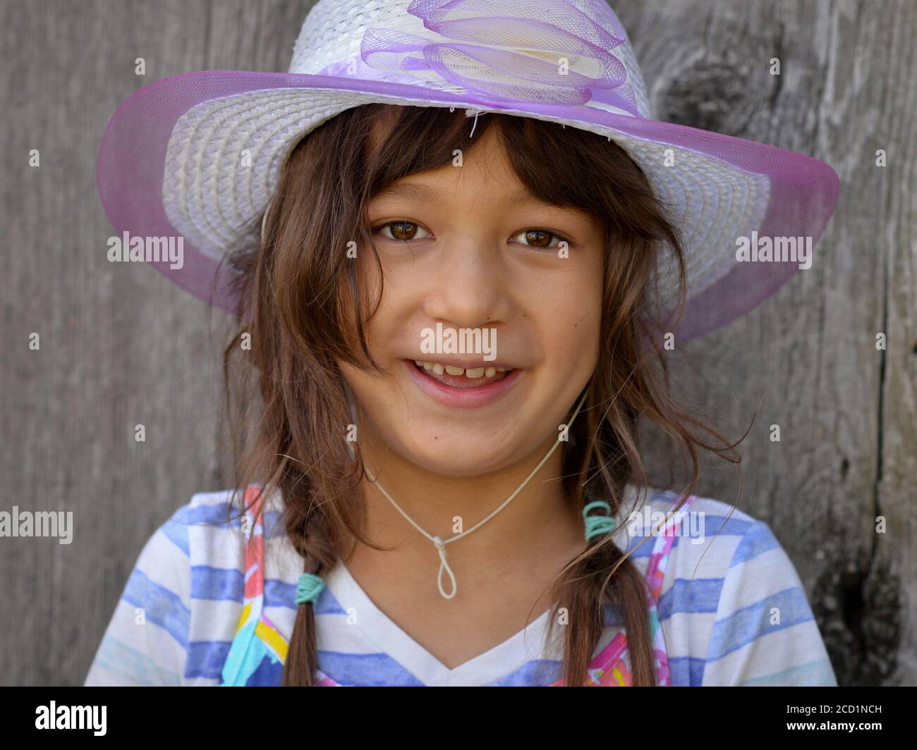 Una Chica Linda Y Pequeña De Raza Mixta Caucásica Y Del Sudeste