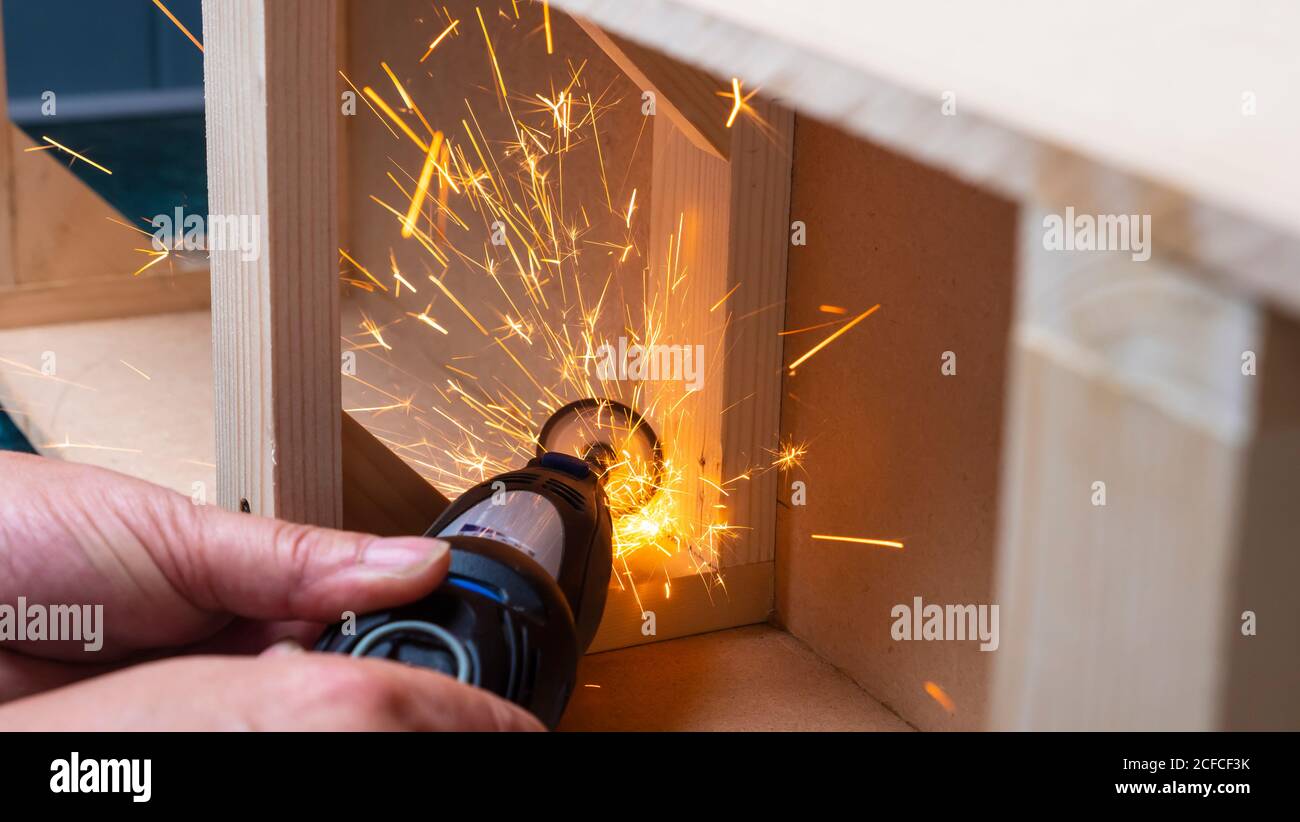 Chispas volando fotografías e imágenes de alta resolución - Alamy