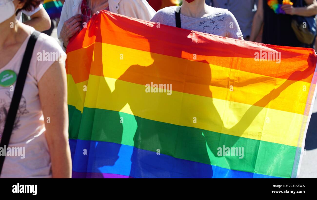 Igualdad Lgbt Marcha Los Jóvenes Que Usan Ropa Y Símbolos De Arco Iris