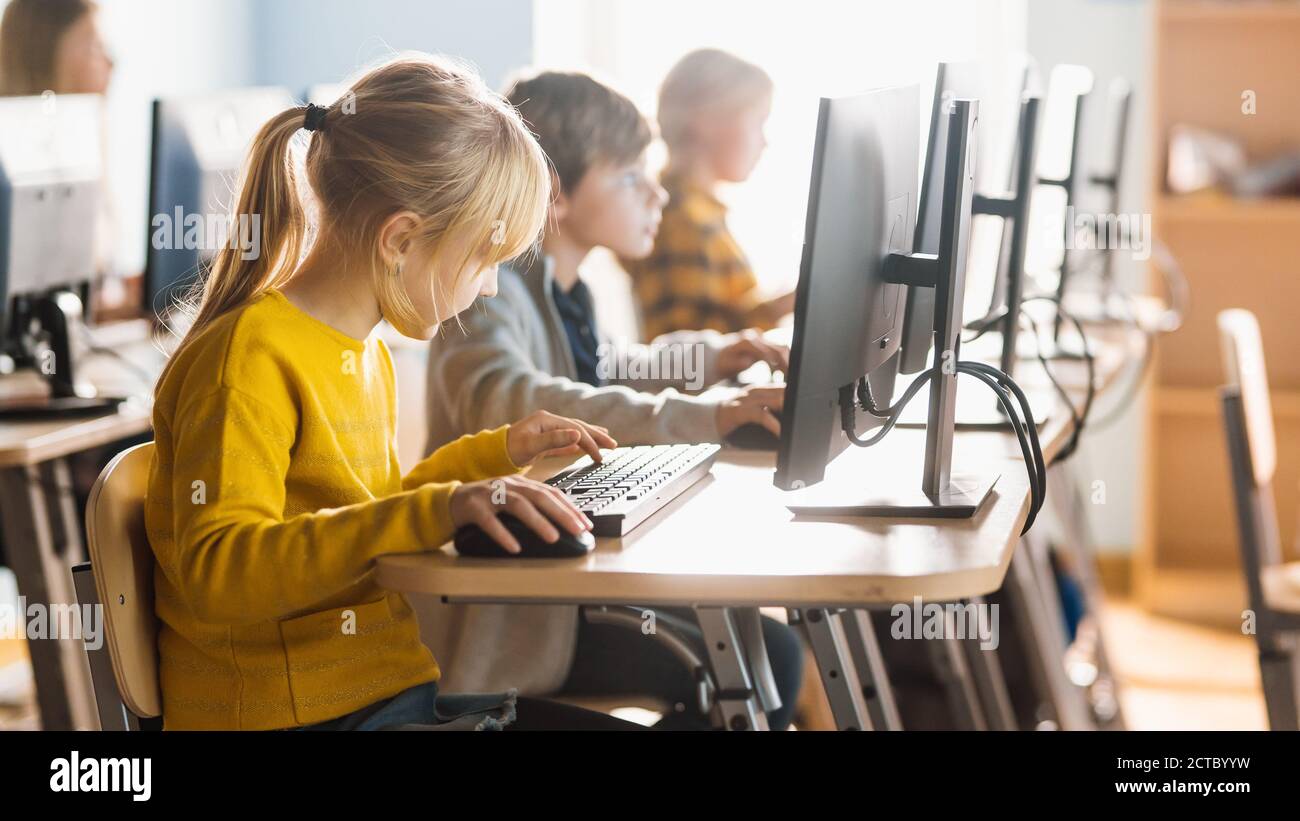 Aula De Ciencias De La Computación De La Escuela Primaria Grupo