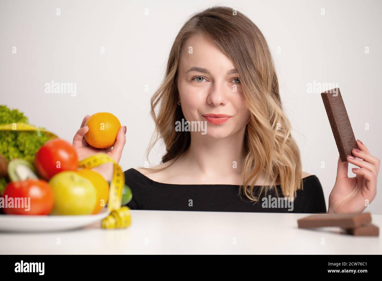 La Mujer Joven Hace Una Elección Entre Alimentos Saludables Y No