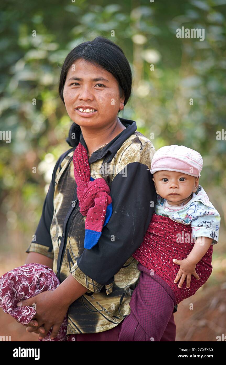 Mujer indigena con su bebe fotografías e imágenes de alta resolución ...