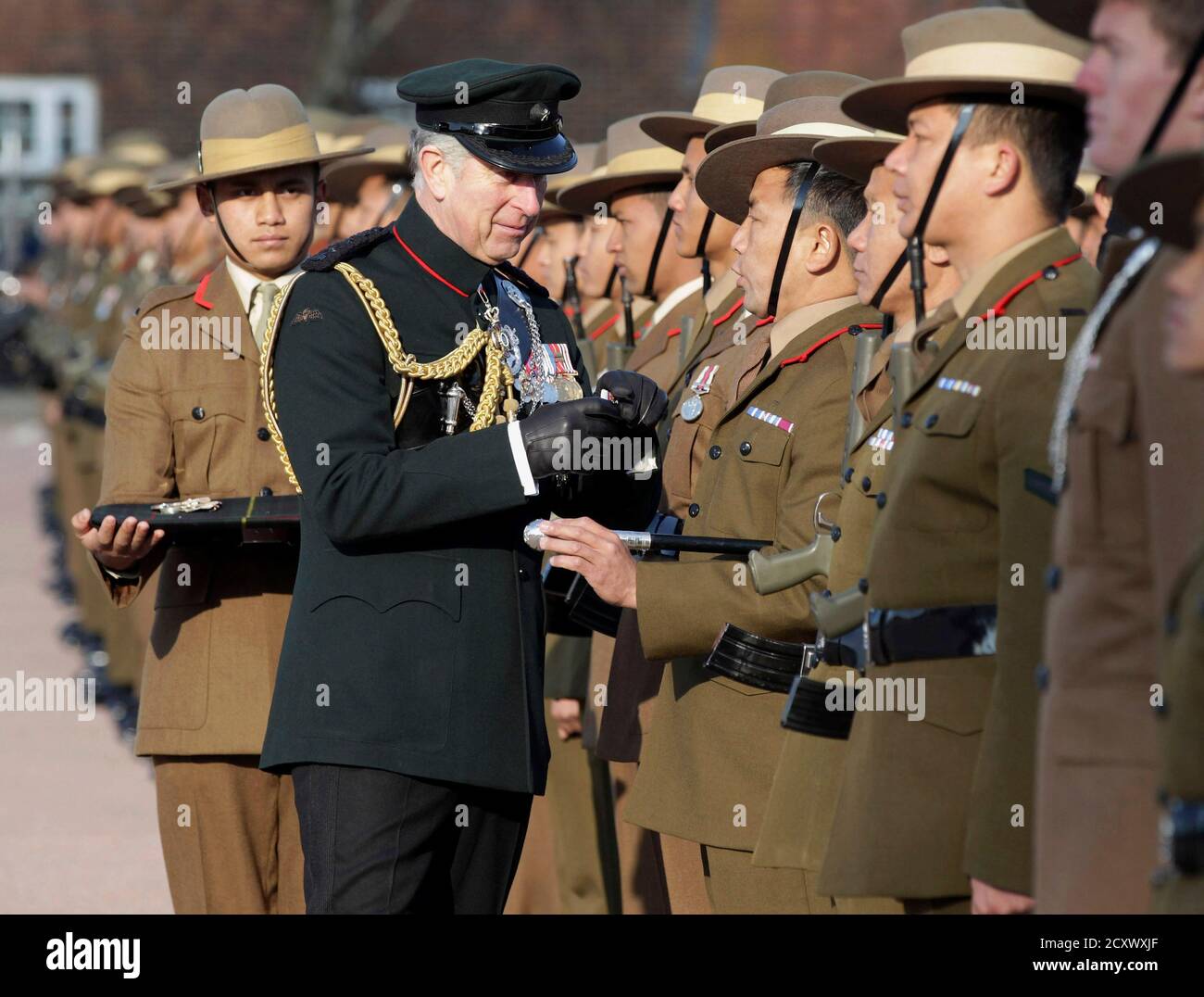 El Príncipe Carlos De Gran Bretaña Presenta Las Medallas De Servicio De