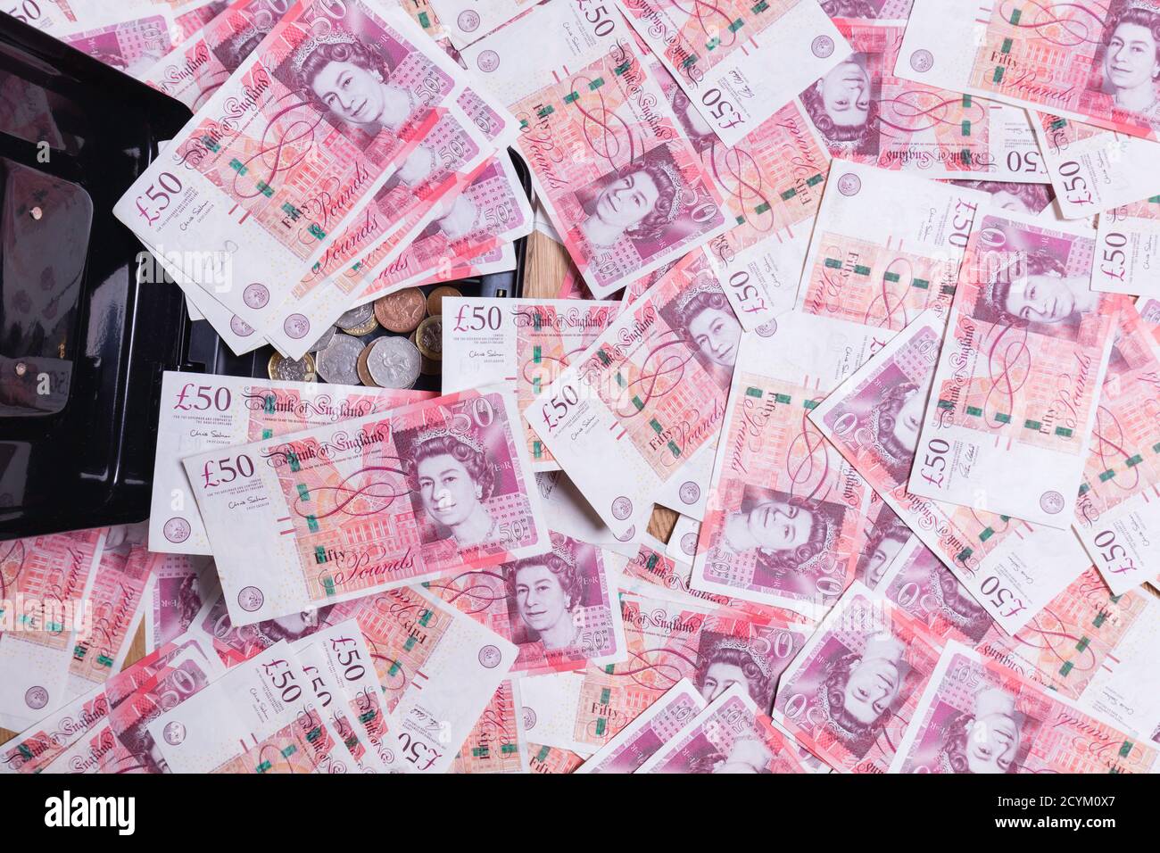 50 Libras De Billetes Desbordados De Una Caja Negra Fotograf a De Stock 50-libras-de-billetes-desbordados-de-una-caja-negra-fotograf-a-de-stock